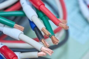 三相交流回路の「RST」と「UVW」の違いについて