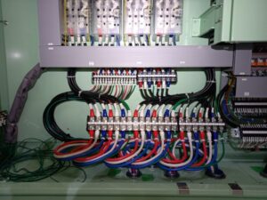 三相交流回路の「RST」と「UVW」の違いについて